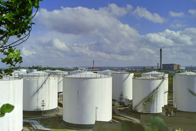 Radar level meter measure oil at tank farms - Just Measure it